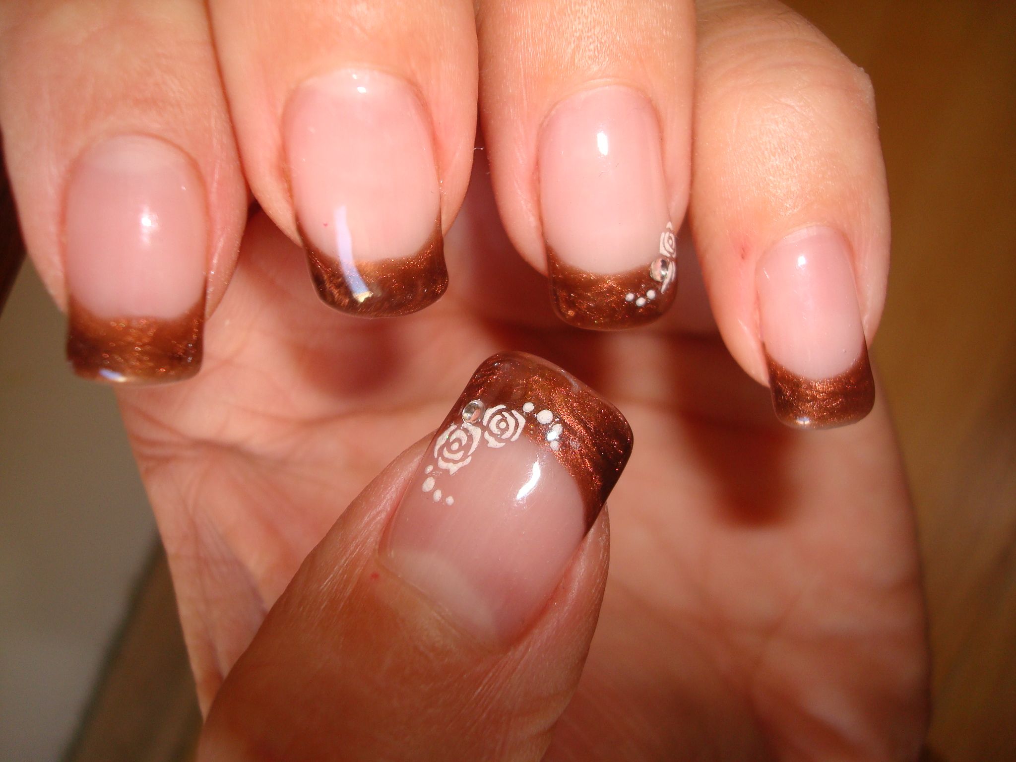 Pose de gel avec french marron doré sur ongles naturelles Pose de gel avec french marron doré sur ongles naturelles
